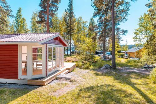 Nyrenoverad stuga med egen brygga | Qasa