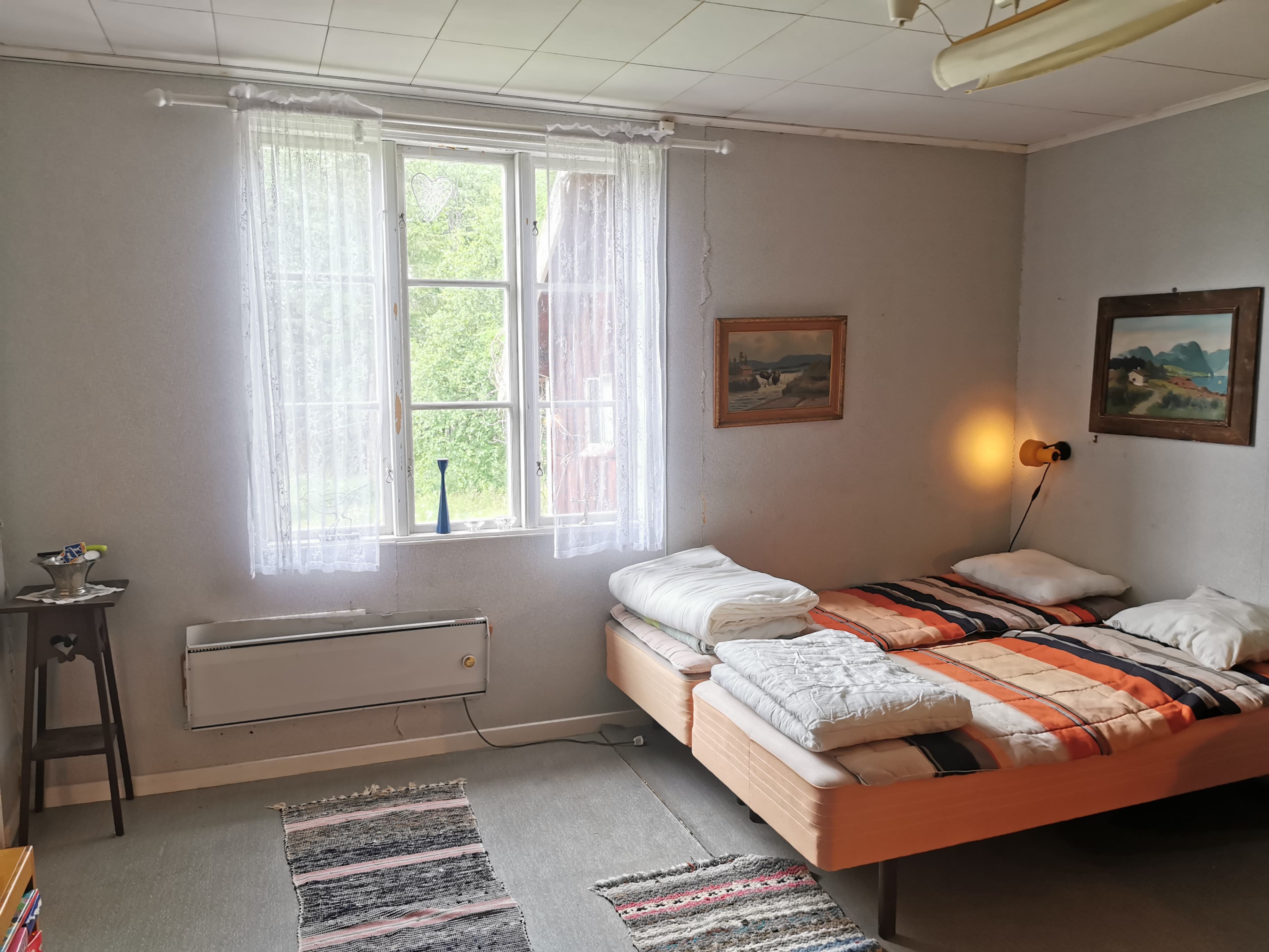 Fridfullt sommartorp vid foten av Sveriges mittpunkt | Blocket Bostad