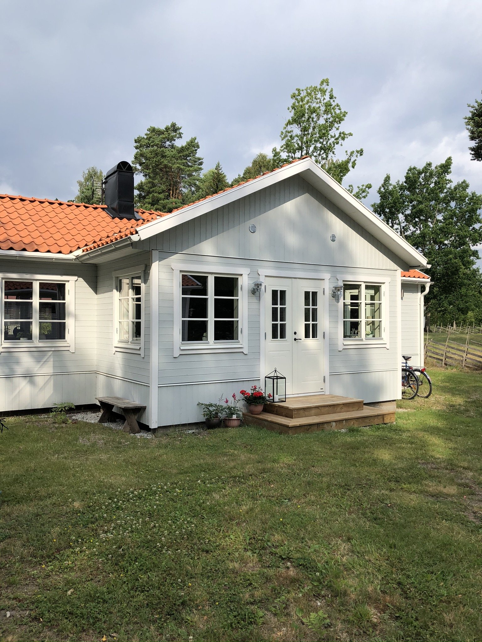 Kustnära stuga mitt i bästa Ljugarn | Blocket Bostad